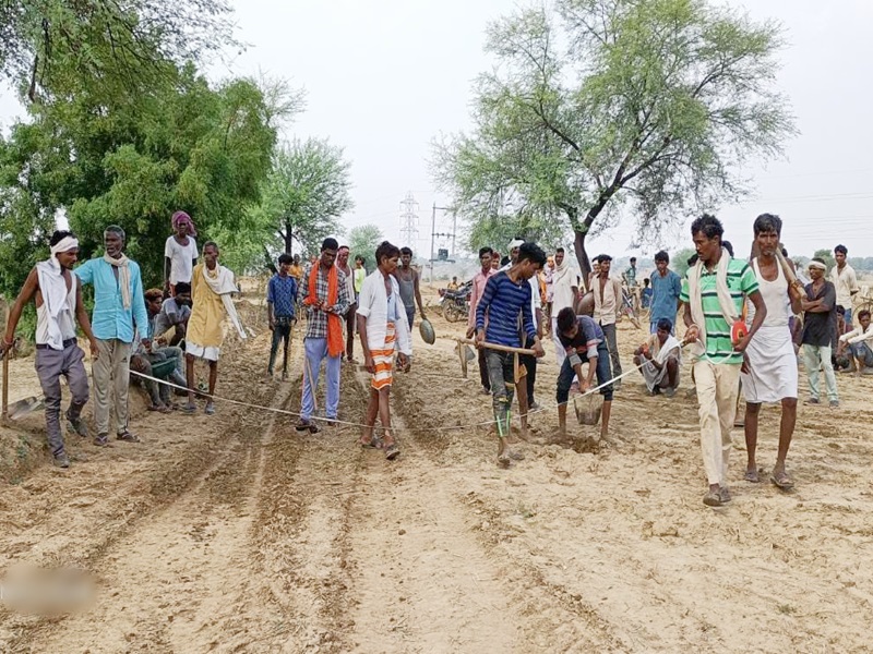 श्योपुर जिले में 300 ग्रामीणों ने एक दिन में एक किलोमीटर सड़क बना दी ...