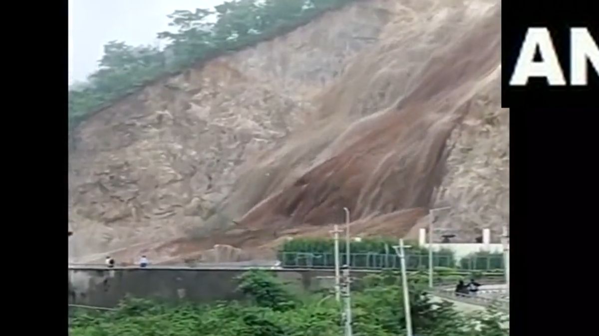 Landslide: रुद्रप्रयाग में मलबे में दबी कार, 5 की मौत, देखें भूस्खलन का भयावह वीडियो ...