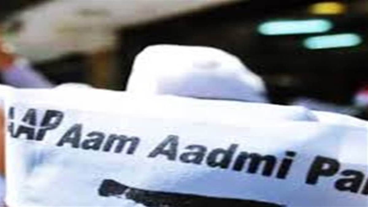 अरविंद केजरीवाल की गुजरात यात्रा से पहले आम आदमी पार्टी ने लगाया