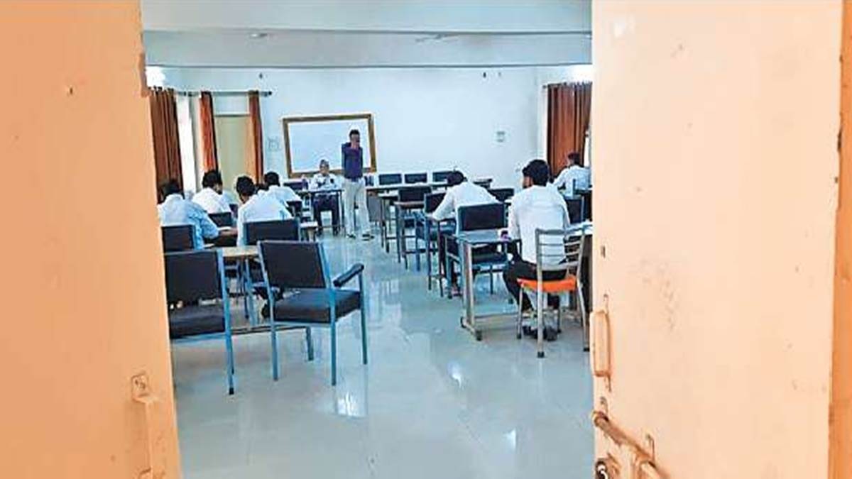 Gwalior News: मल्टी परपज वर्कर की परीक्षा में जहां ठहराया, वहीं करा हल करा दिए प्रश्नपत्र ...