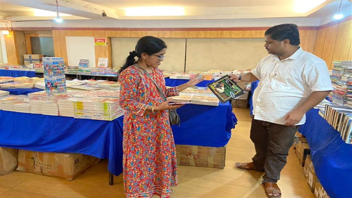 Indore News : इंदौर में अनूठा पुस्तक मेला, किलो से मिल रहा ज्ञान का ...