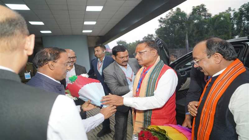 CM Oath Ceremony Live: शपथ लेने के बाद दोनों उपमुख्यमंत्रियों के साथ ...