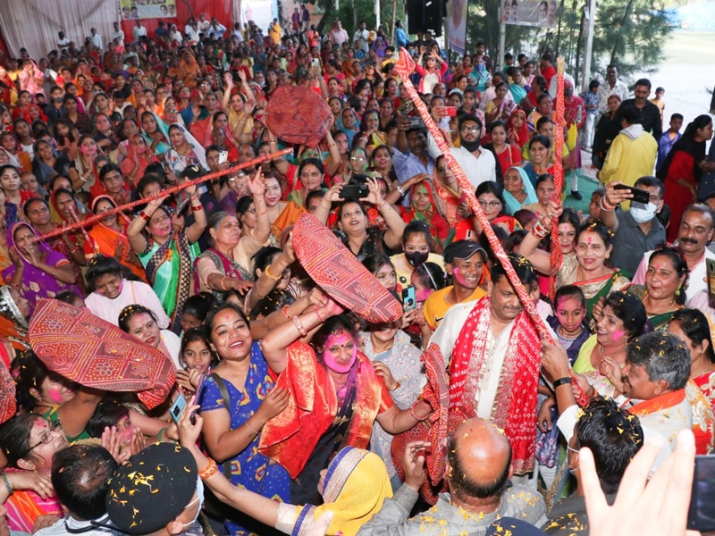 Phag Festival in Indore - महिलाओं ने खेली गुलाल और फूलों से होली, आज भी ...