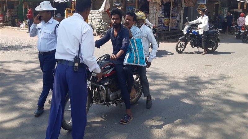 ट्रैफिक नियमों की अनदेखी पर गिरी गाज - Gaaz fell on ignoring traffic rules