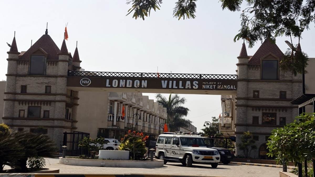 Indore London Villa Loot: पुलिसकर्मियों पर हमला कर डकैतों को छुड़ा ले ...