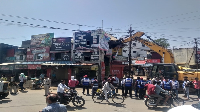 Seoni News : सिवनी में नाले पर बनीं दुकानों पर चला बुलडोजर कब्जाधारियों ...