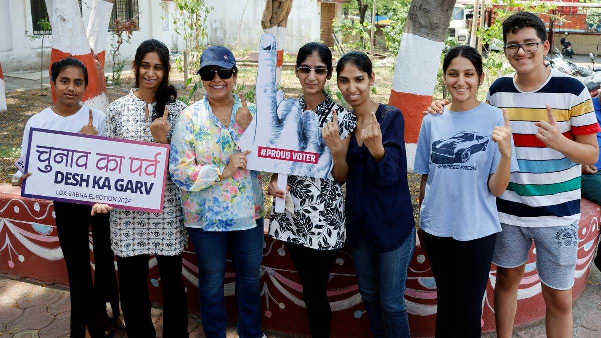 Indore Lok Sabha Election 2024: मतदान के लिए अमेरिका से इंदौर आई महिला ...