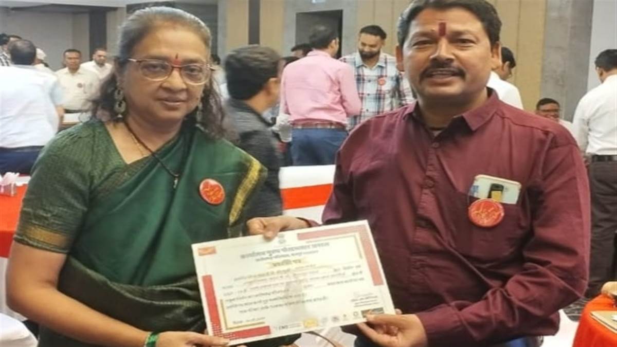 डाकपाल पांडेय को पोस्ट मास्टर जनरल ने किया सम्मानित - Postmaster ...