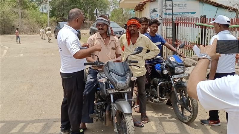 Bilaspur News: फाटक पार करते समय मोबाइल का न करें उपयोग आपकी जान है ...