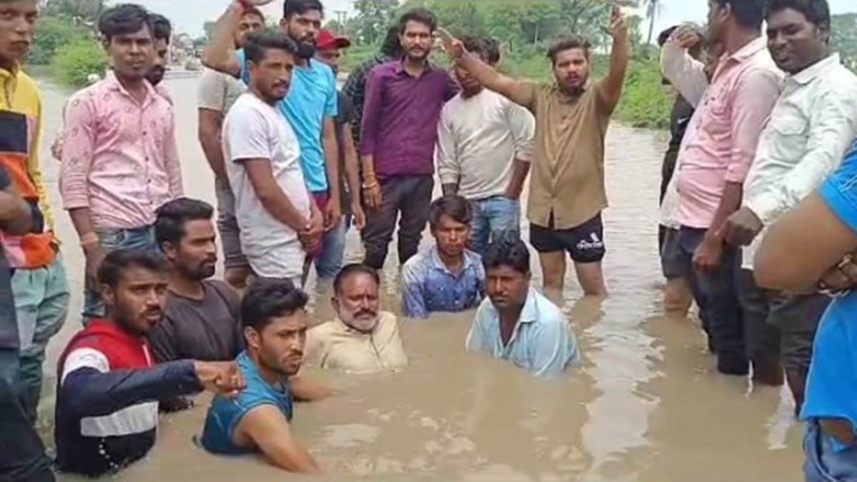Ratlam News: ग्राम हतनारा में पुलिया पर पानी आने से मार्ग बंद, परेशान ...