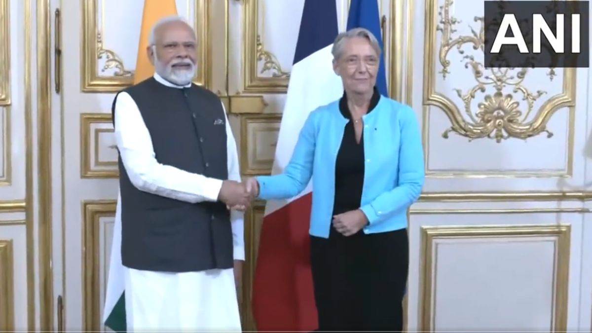 PM Modi France Visit: पेरिस में पीएम मोदी और फ्रांस की पीएम एलिजाबेथ ...
