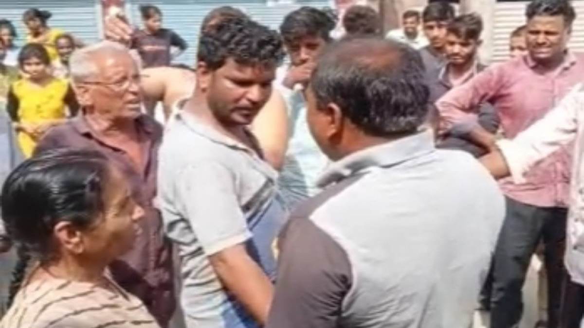 Ratlam News: वीडियो देखिये, ड्राइवर नशे में चला रहा था स्कूल बस, ग्रामीणों ने पकड़कर पीटा