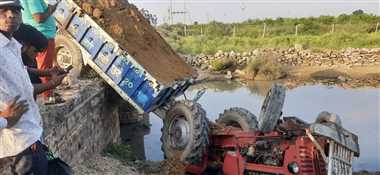 श्योपुरः मिट्टी से भरी ट्रैक्टर-ट्रॉली पलटी, डेढ़ घंटे तक दबा रहा शव ...