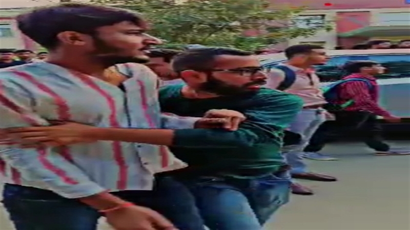 students fight Amity University: ग्वालियर में एमिटी यूनिवर्सिटी में ...