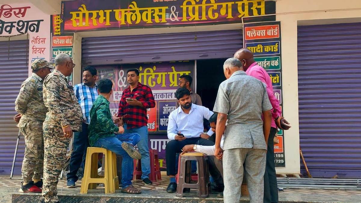 Ambikapur News: आदर्श आचार संहिता के उल्लंघन पर प्रिटिंग प्रेस में ...