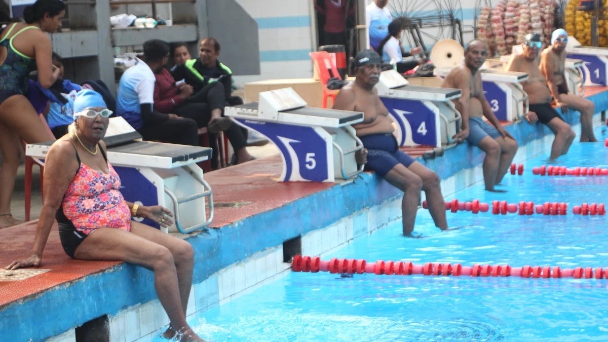 जीवन के 80 वसंत देख चुकी राज लक्ष्मी, तैराकी प्रतियोगिता में पुरुषों को ...