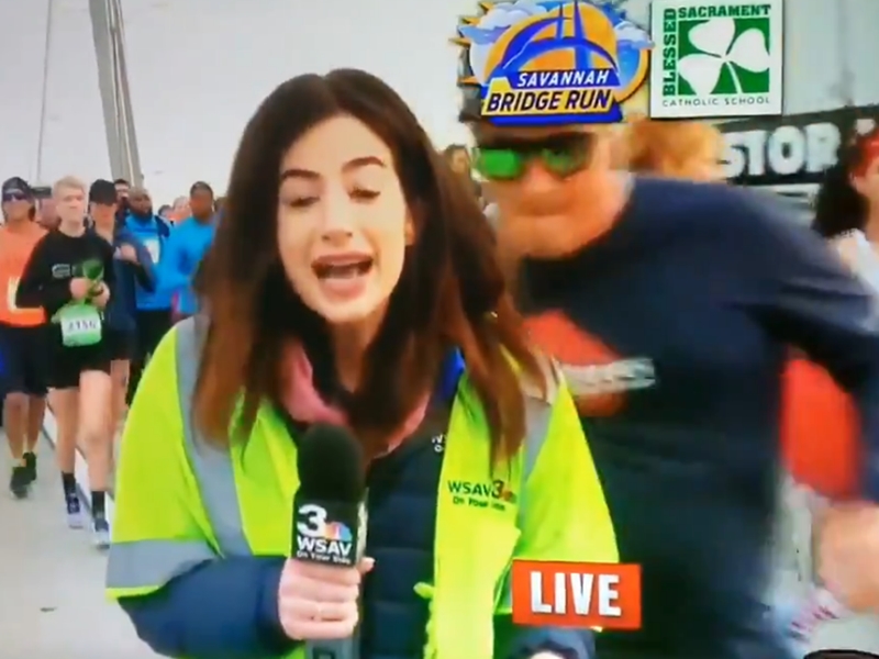 Molesting Anchor Live : एंकरिंग कर रही महिला पत्रकार के बम में हाथ ...