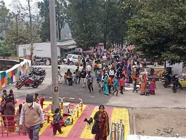 बाबा मठारदेव के दर्शन करने के लिए बड़ी संख्या में पहुंचे भक्त ...