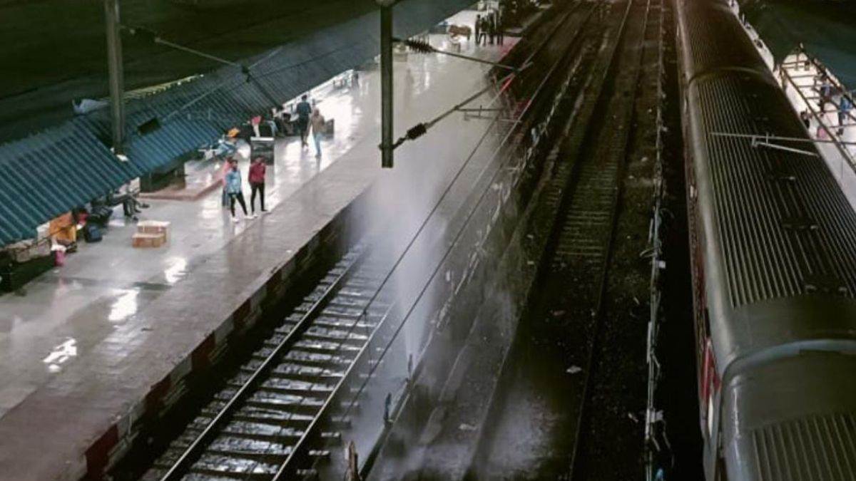 Bilaspur Railway News: बिलासपुर स्टेशन में फूटा पाइप, भीगे शिवनाथ ...
