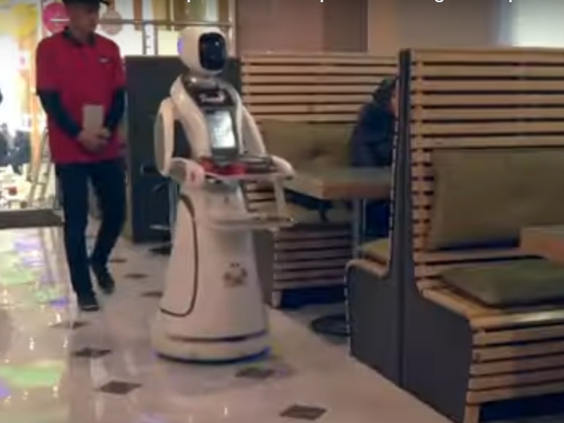 इस देश में पहली बार आया रोबोट, वेट्रेस टिमिया को देखने के लिए बड़े और ...