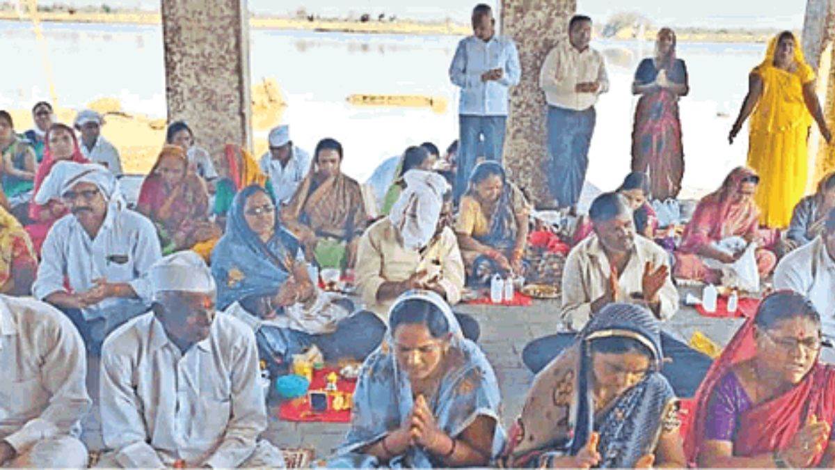 Barwani News: पूर्वजों की धरती से पानी उतरते ही वहीं शादी करने पहुंचे ...