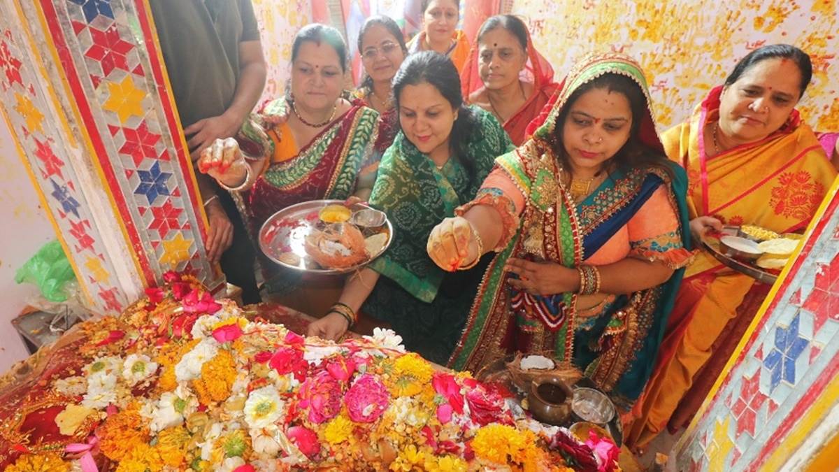 Sheetla Saptami 2023: रात से मंदिरों में लगी महिलाओं की कतार, सुबह तक ...