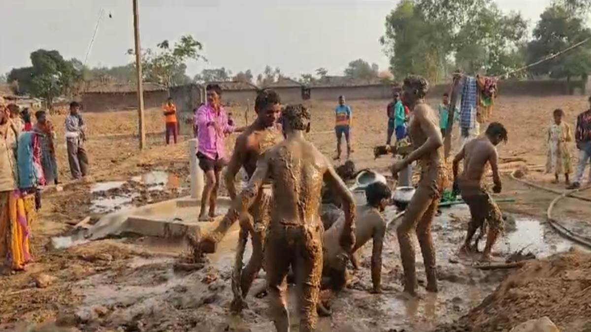 कीचड़ में लोटकर बरातियों का स्वागत… छत्तीसगढ़ के मैनपाट में होली के आस ...