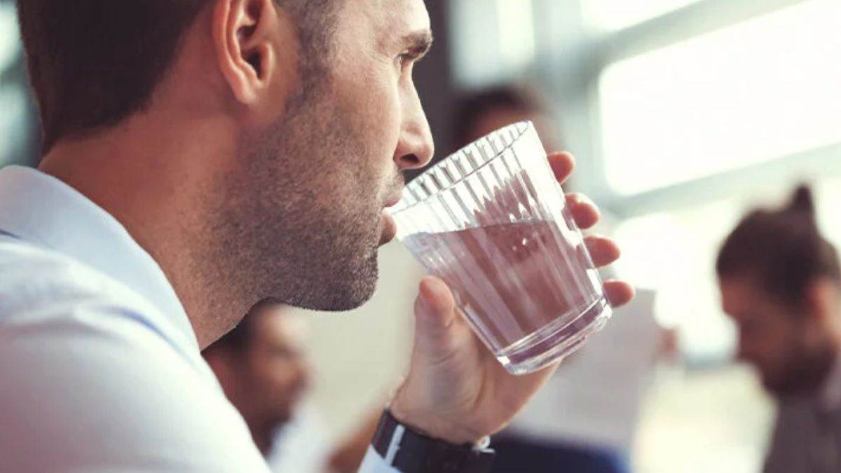 Overhydration: गर्मियों में ज्यादा पानी पीना भी नुकसानदायक ...