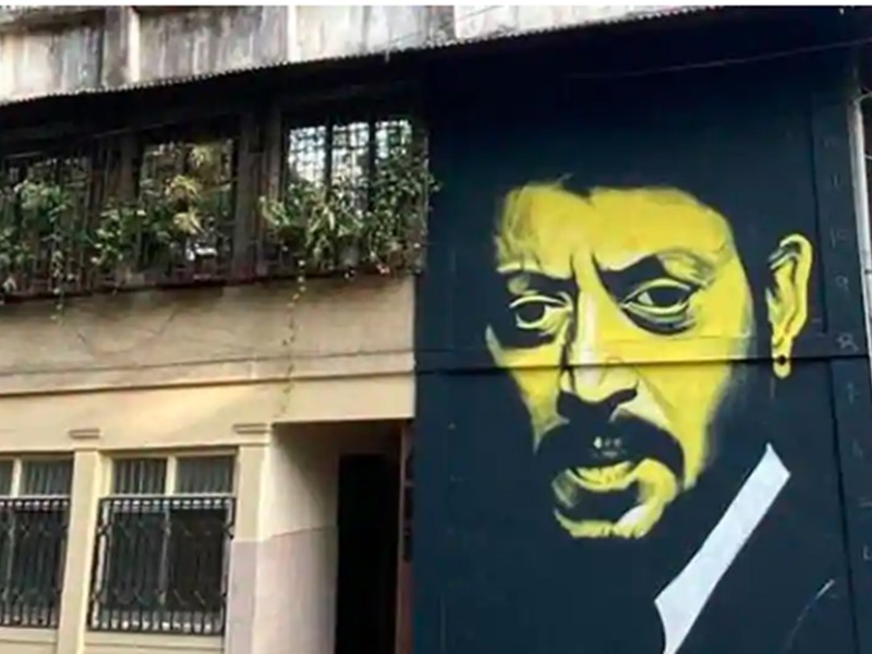 गांव में एक घर के बाहर की दीवार पर इरफान खान का म्यूरल देख इमोशनल हुए ...