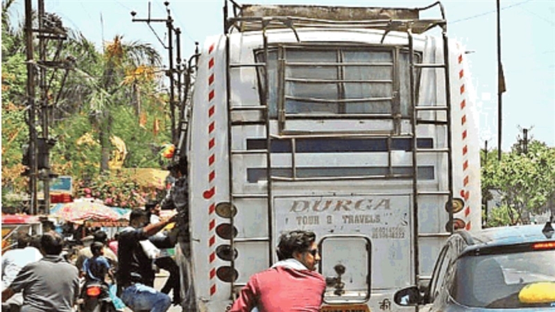 Ujjain Bus: उज्जैन में खटारा बसों में अधिक सवारी मुश्किलों भरा सफर ...