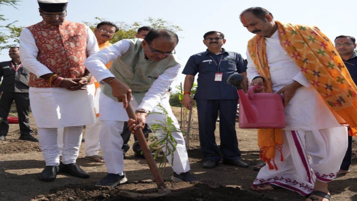 MP News: पंडित प्रदीप मिश्रा से मिले सीएम शिवराज, स्‍मार्ट सिटी पार्क ...