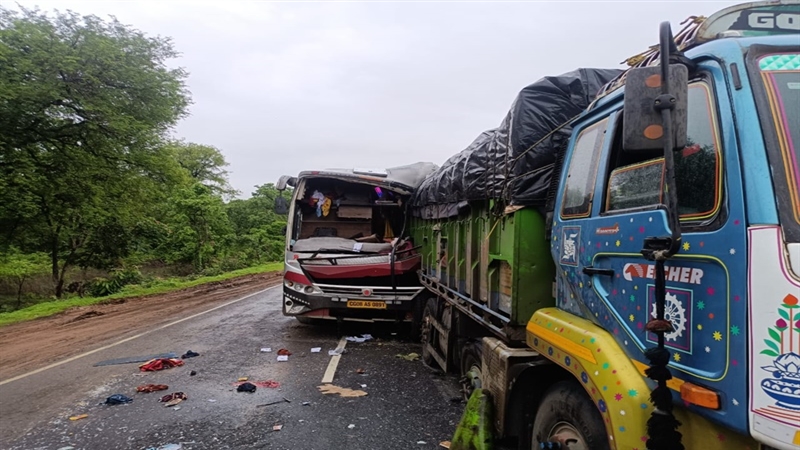 महाराष्ट्र के भंडारा में बस और ट्रक में भिड़ंत छत्तीसगढ़ के दो ...