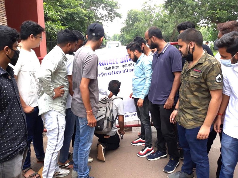 NSUI Campaign In Raipur: जैसी शिक्षा, वैसी परीक्षा की मांग को लेकर ...