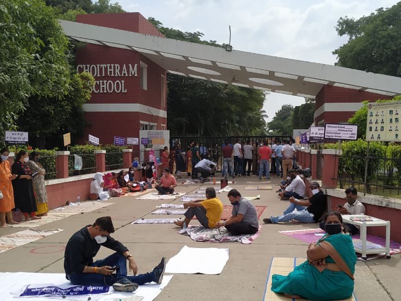 VIDEO: इंदौर के चोइथराम स्कूल नॉर्थ कैंपस में पालकों का धरना, फीस कम ...