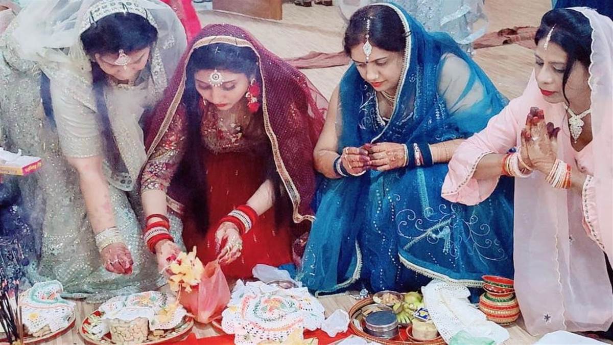 निर्जला व्रत रख करवा चौथ की श्रद्धा से की पूजा - By keeping Nirjala ...