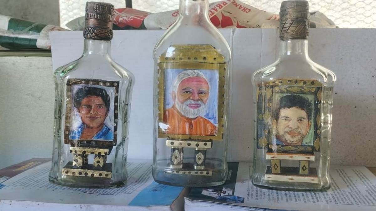 Indore News: इंदौर का कलाकार गढ़ रहा बंद बोतल में कला का सुंदर खजाना ...