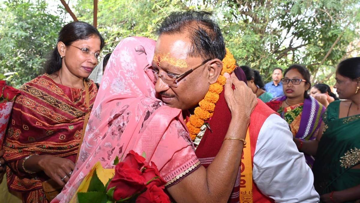 CG New CM: विष्णु देव साय ने ली शपथ, मां ने भावुक होकर सीएम बेटे को लगाया गले - CG New CM Vishnu ...