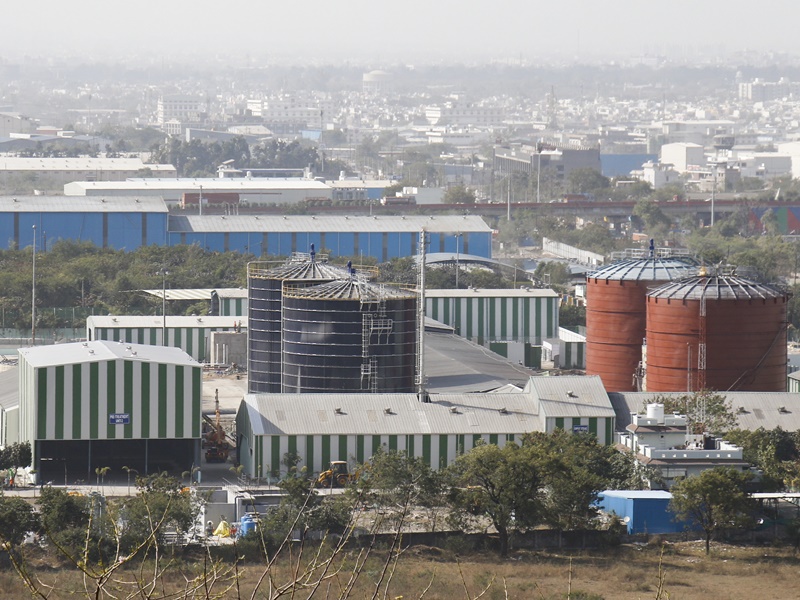 इंदौर में बन रहे एशिया के सबसे बड़े बायो सीएनजी प्लांट में मिक्स गीले ...