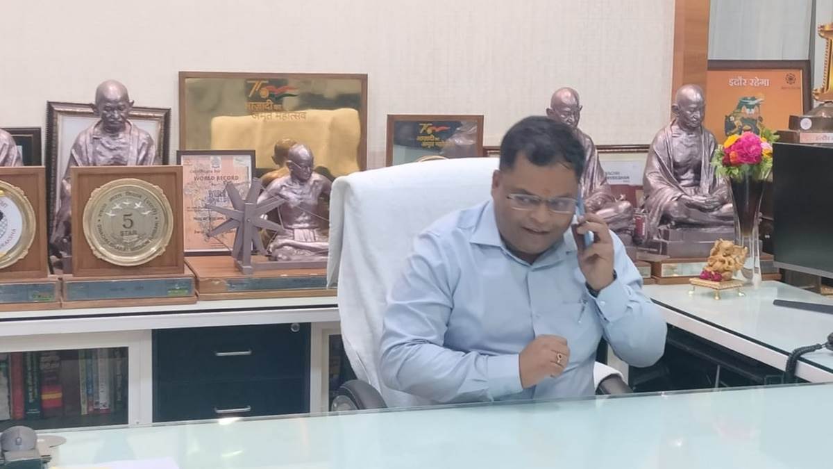 Indore Nagar Nigam: खजराना गणेश के दर्शन कर इंदौर के नए निगमायुक्त शिवम ...