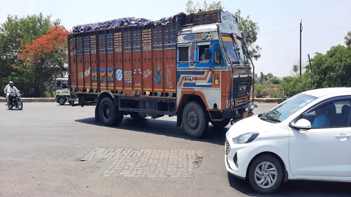 Dewas News: बायपास टू लेन से सिक्स लेन हुआ, इंदौर रोड चौराहा पर नहीं ...