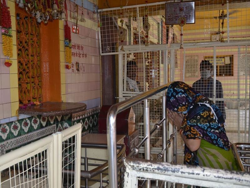 Datia News : दतिया के पीतांबरा पीठ के द्वार खुले, पहले दिन इतने भक्‍त ...
