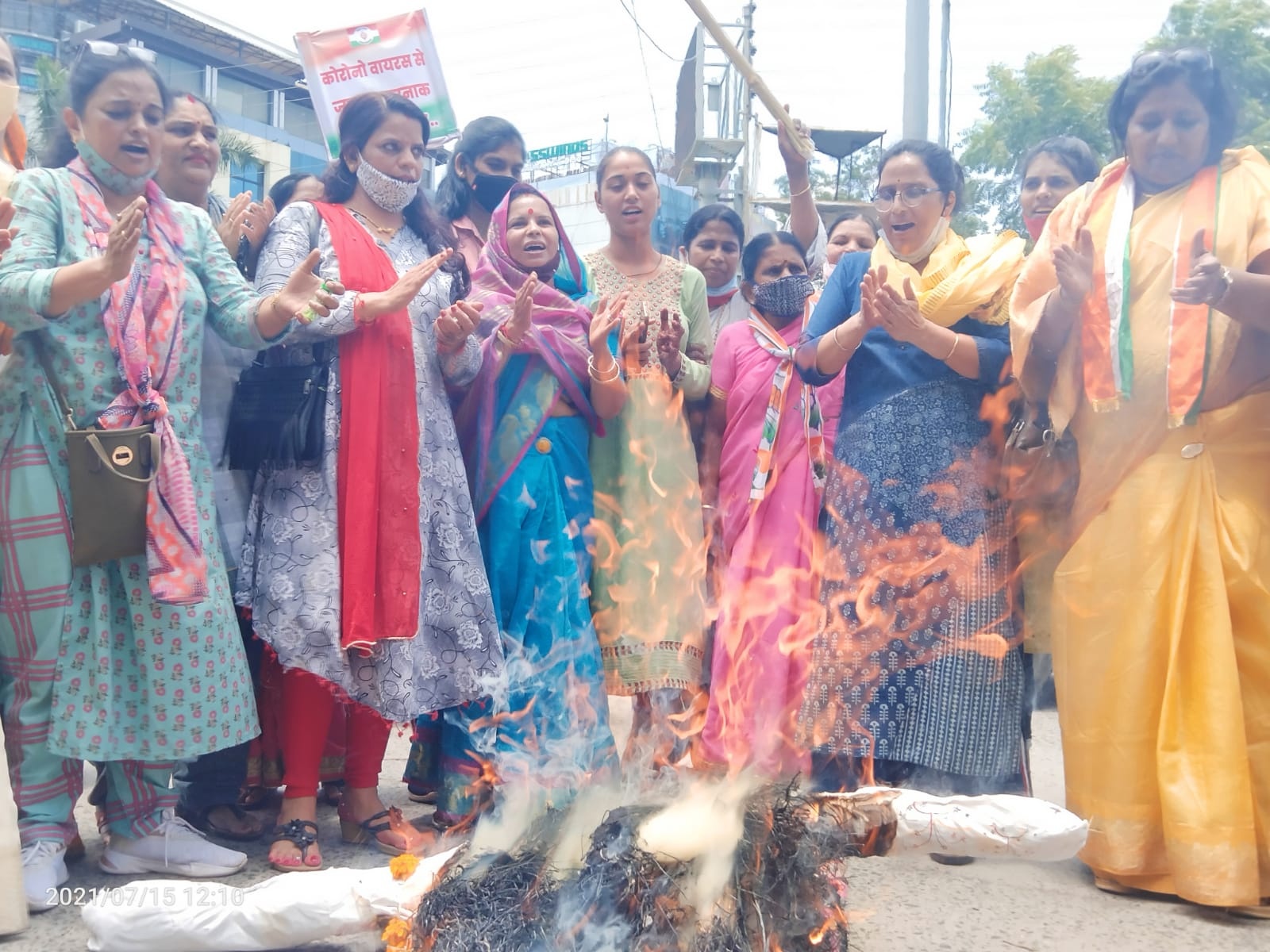 Political Indore News: अर्थव्यवस्था के शव के सामने महिला नेत्रियों ने ...