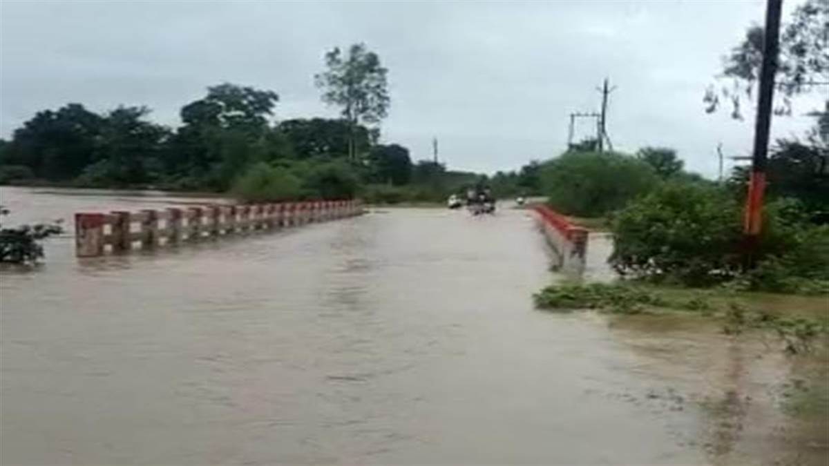 Heavy Rain in Balaghat: लगातार वर्षा से लांजी से आमगांव मार्ग बंद, 15 ...