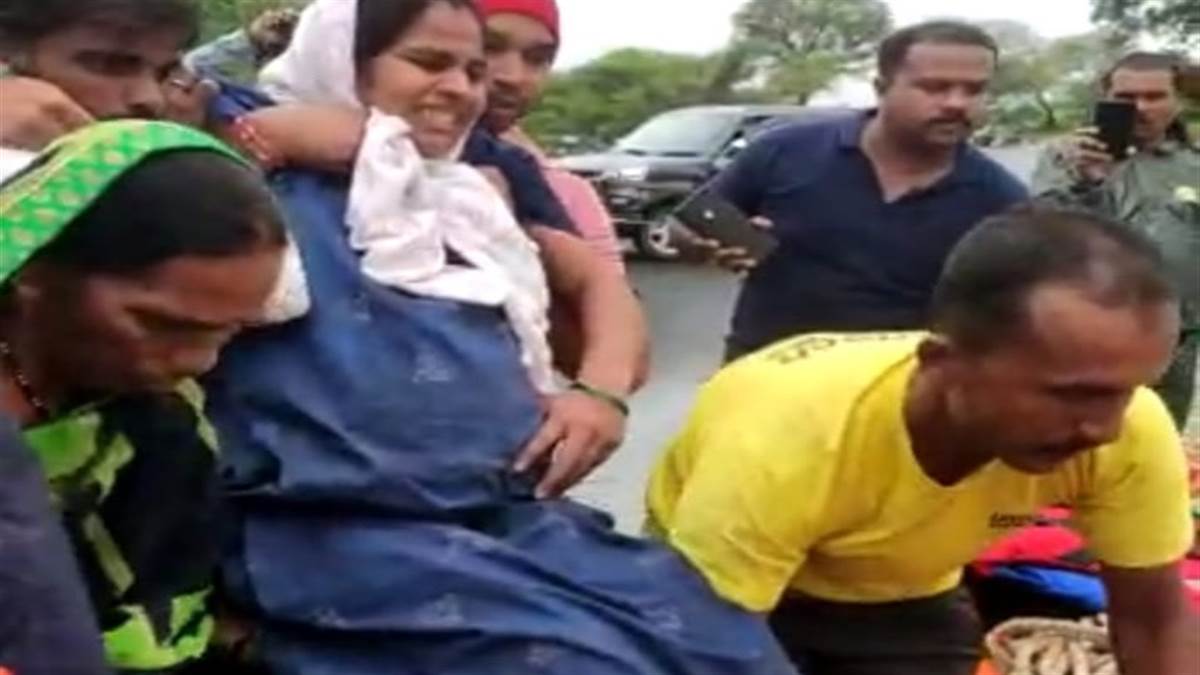 Heavy Rain in Balaghat : बाढ़ में फंसी गर्भवती महिला समेत अन्य का किया ...