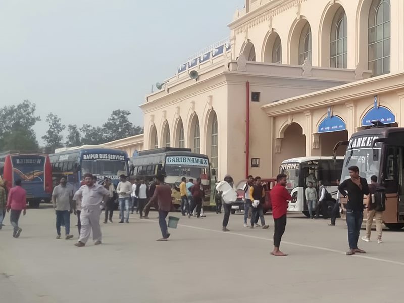 New Bus Stand: दोगुना किराया देकर आटो से नए बस स्टैंड पहुंचे रहे यात्री