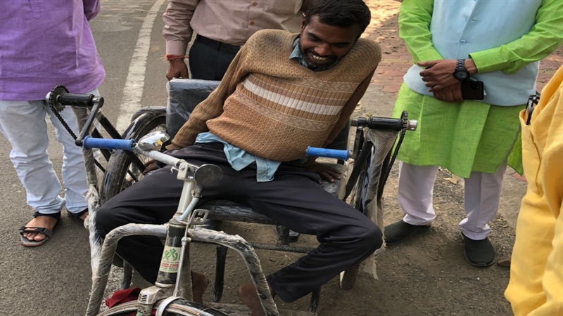 Bhopal News: 12 साल से सुविधाओं के लिए भटक रहे दिव्यांग को मिली साइकिल ...