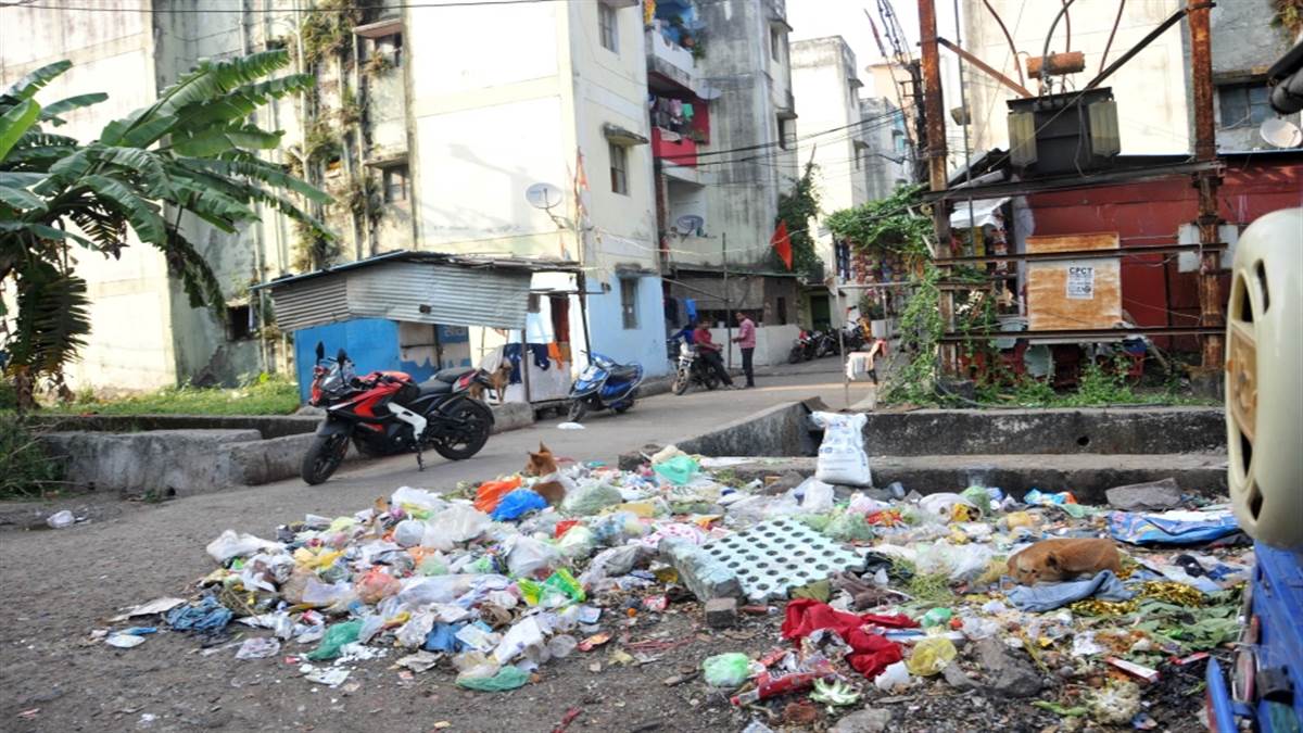 Bhopal News: वीआइपी क्षेत्रों में दिन में दो बार सफाई, झुग्गी बस्तियों ...