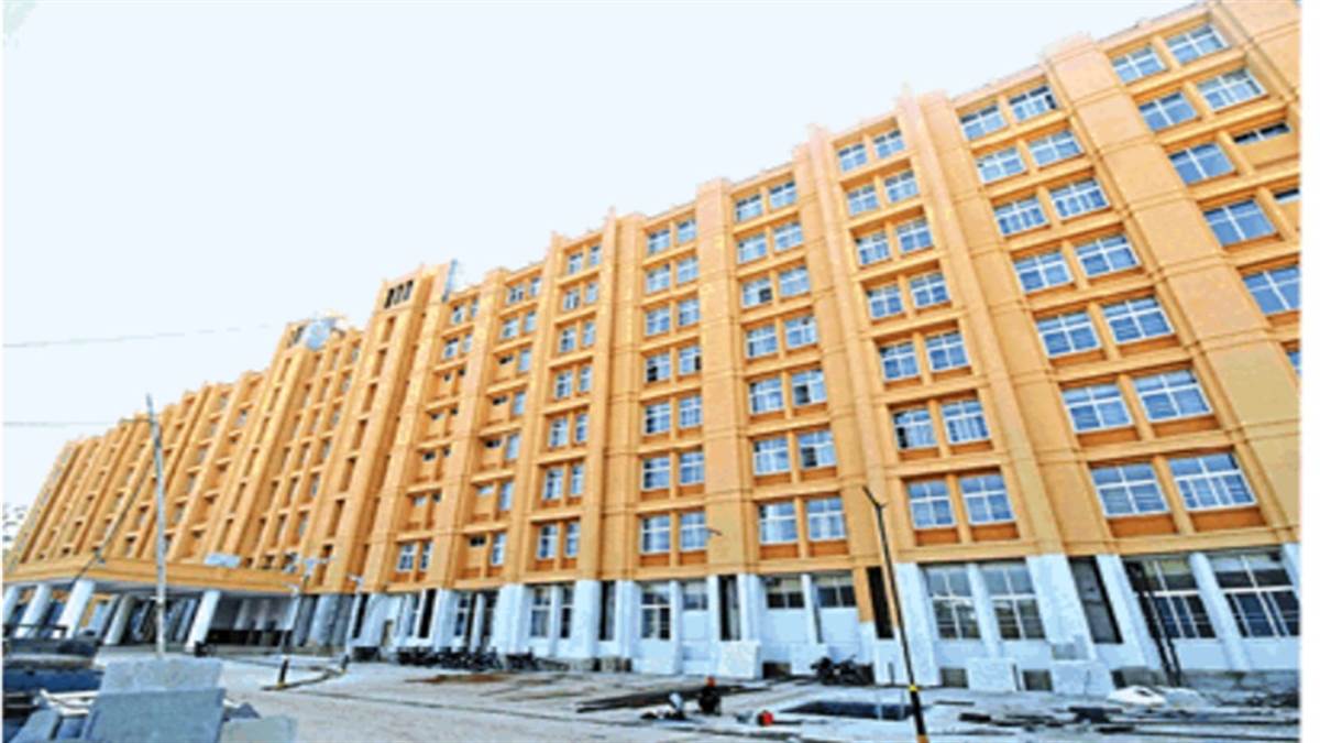 News Hospital in Gwalior: उद्घाटन से पहले गेट पर ही दाग, लगी अवैध ...