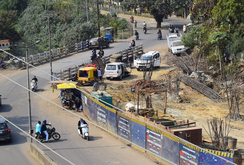 Jabalpur Flyover News : नगर निगम की बिना अनुमति नाले पर खड़ा कर रहे ...