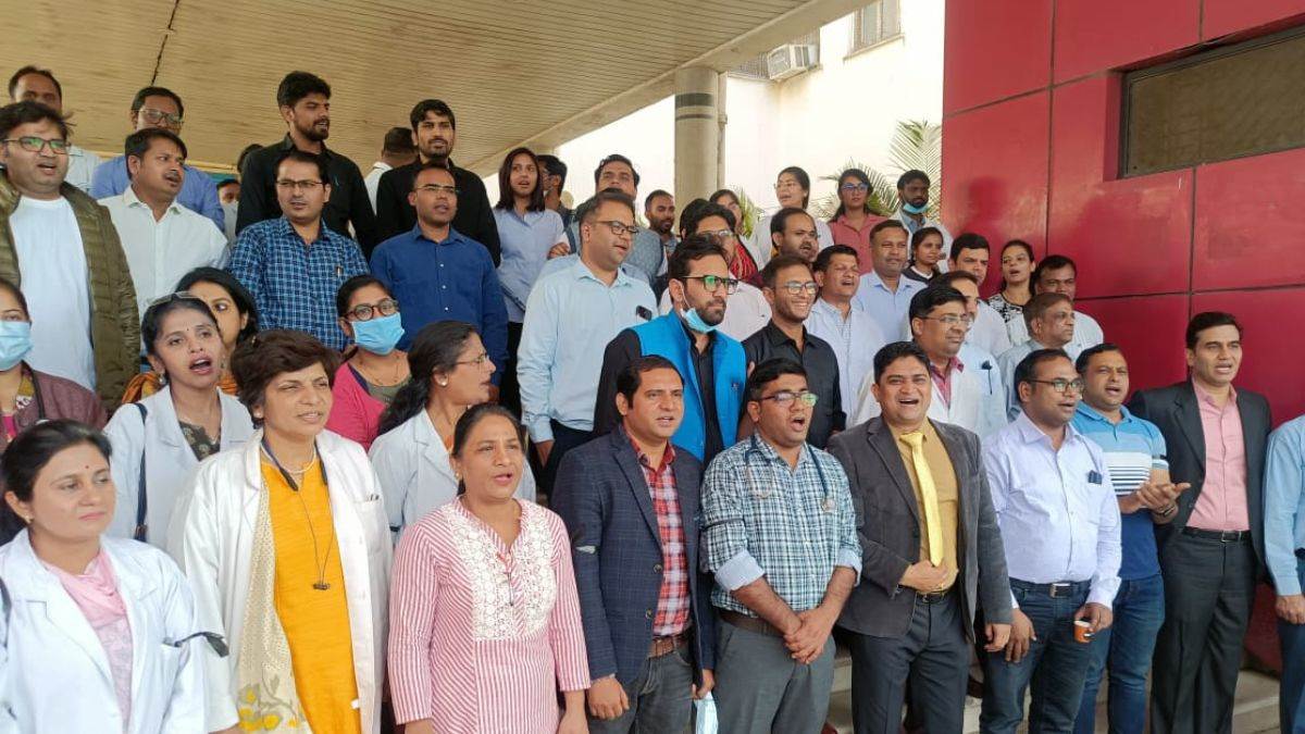 Doctor Strike Indore: इंदौर के एमवाय अस्पताल में डाक्टरों ने की ...